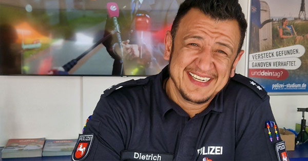 Leon Dietrich – transidenter Landeskoordinator der Polizei Niedersachsen für LGBTIQ-Themen ...